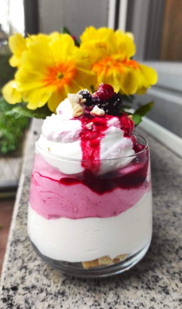 Brzi cheesecake sa šumskim voćem u čaši - KuhinjaZaposleneMame